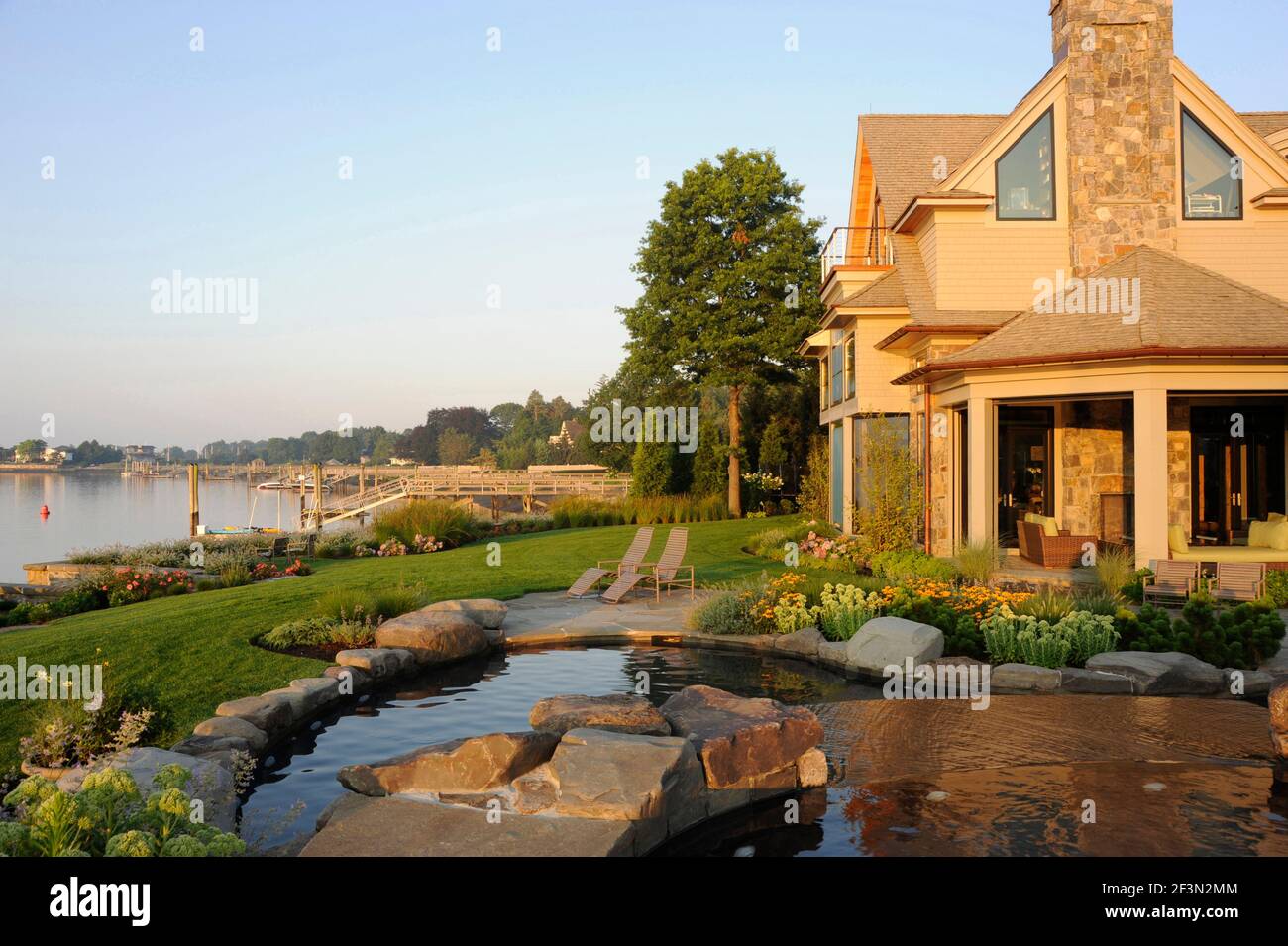 Riverside homes gardens hi-res stock photography and images - Alamy