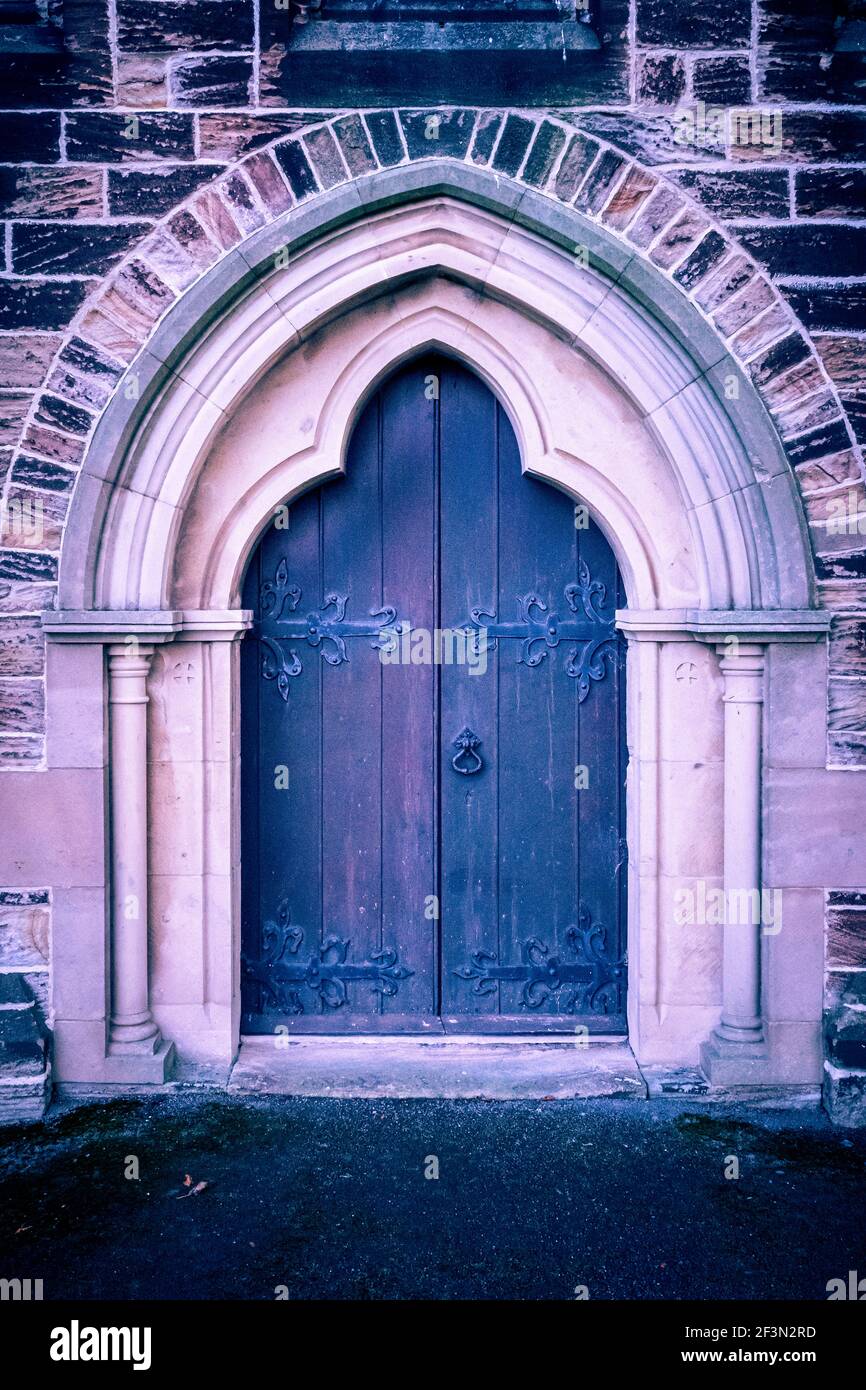 Church door gothic arch hi-res stock photography and images - Alamy