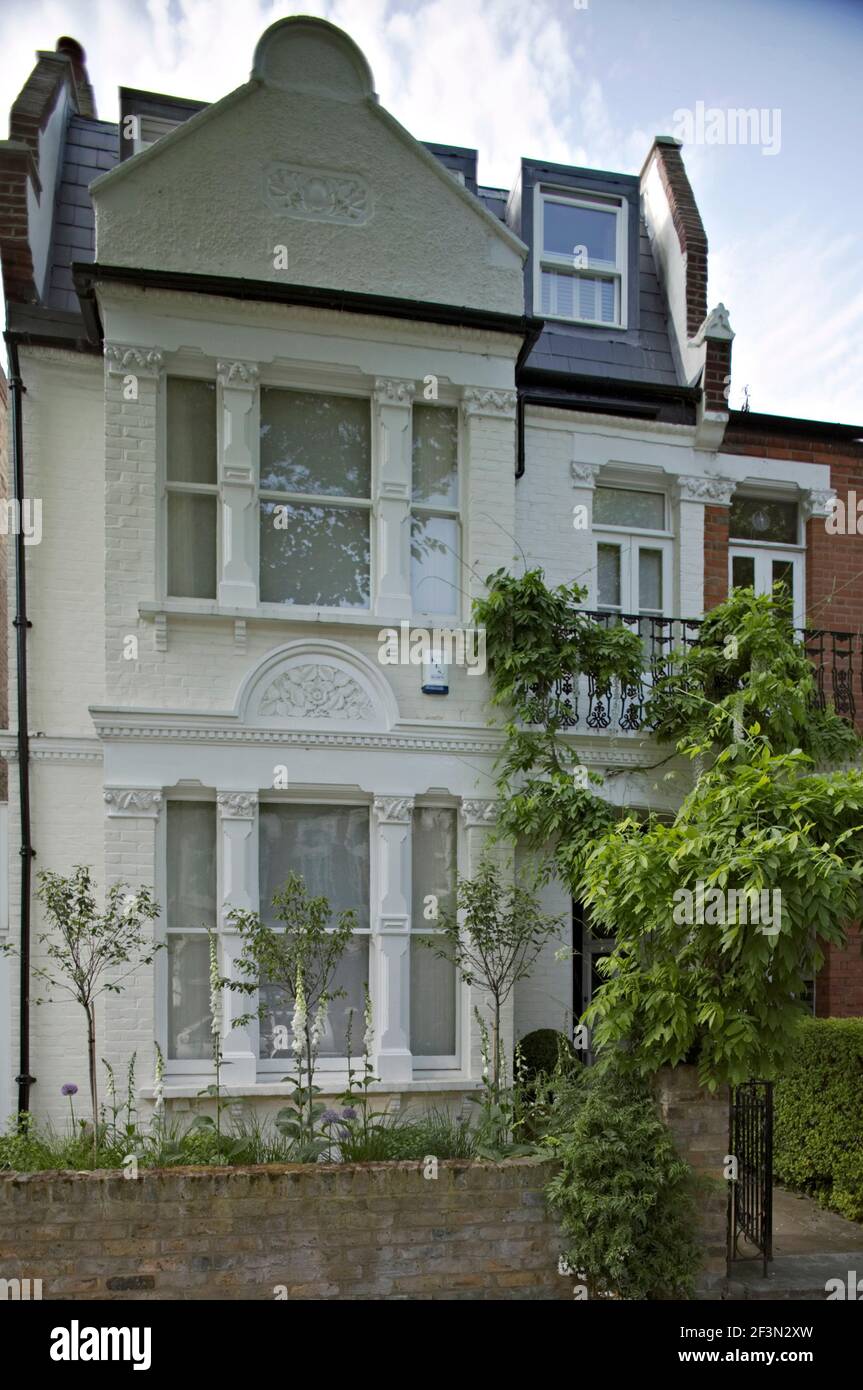 Victorian terraced house uk bay window hi-res stock photography and ...
