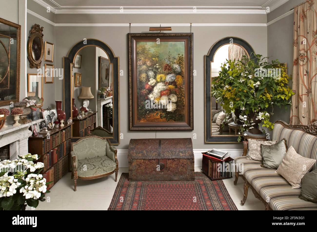 Drawing room antique bookcase hi-res stock photography and images - Alamy