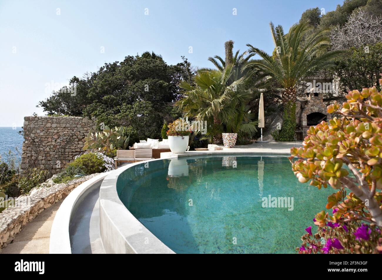 Modern swimming pool overlooking ocean hi-res stock photography and ...