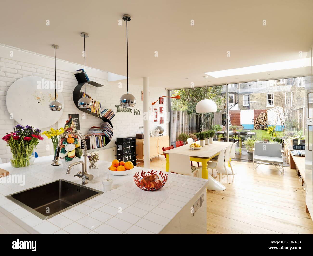 Modern kitchen island garden hi-res stock photography and images - Alamy