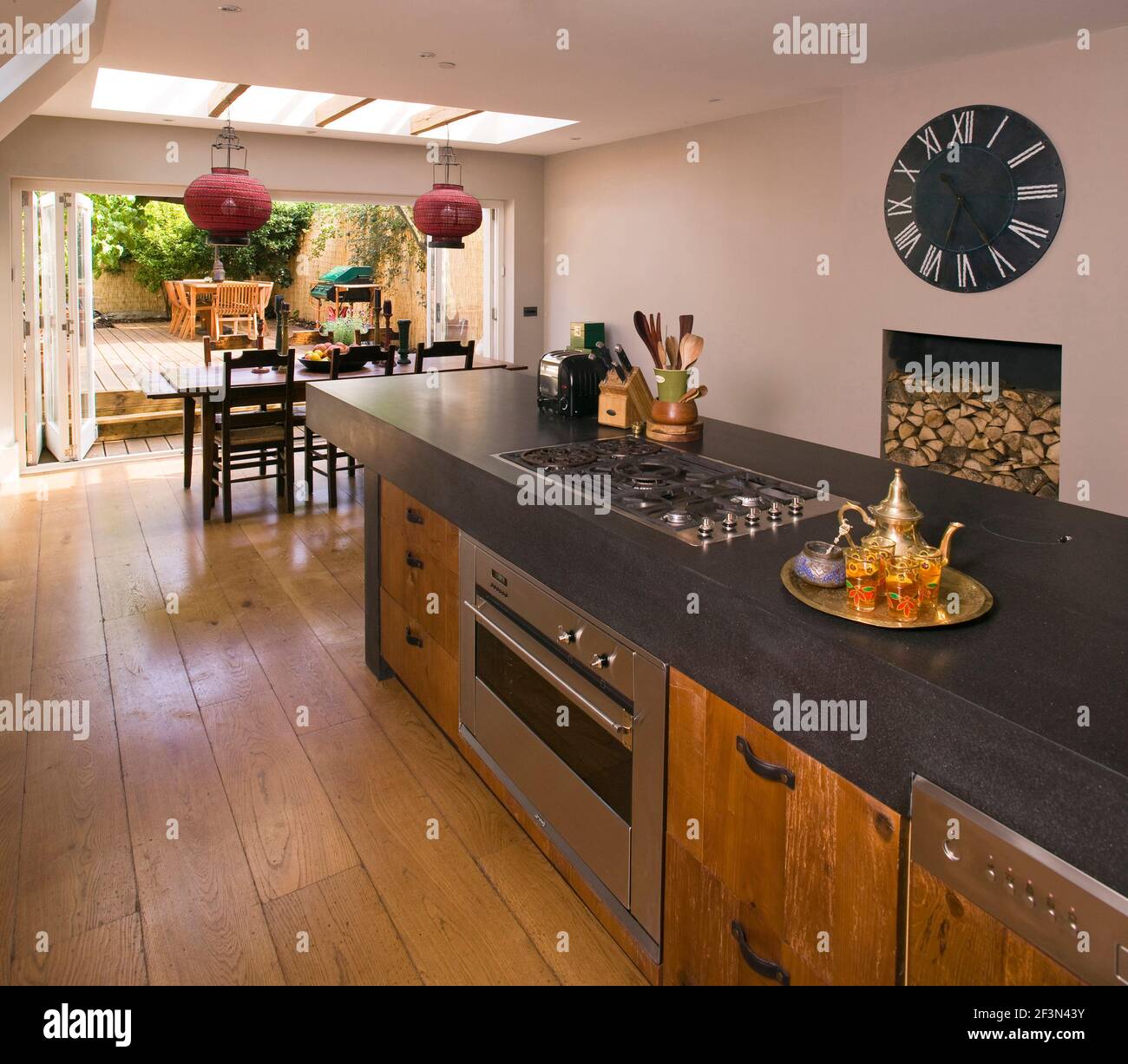 Modern kitchen island garden hi-res stock photography and images - Alamy