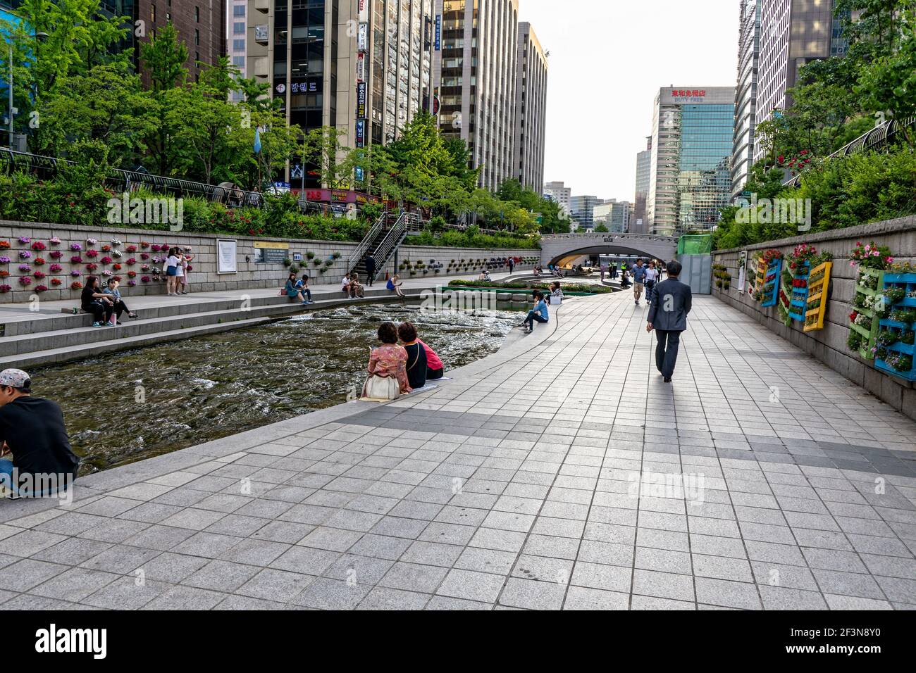Seoul, South Korea. 30th May, 2017. Walk along Cheonggyecheon Stream ...