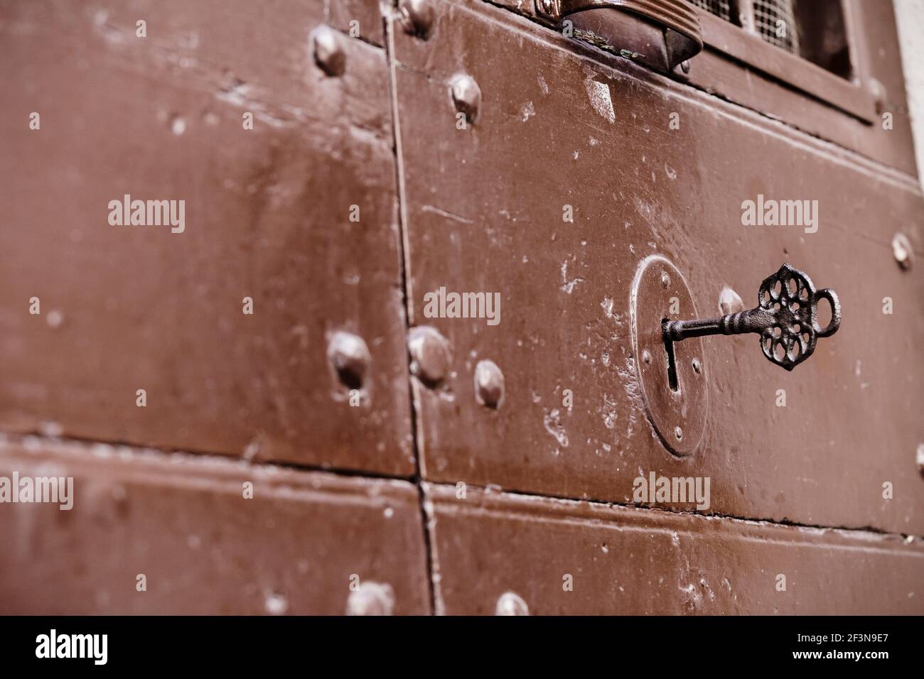 Historical key on a old door Stock Photo - Alamy