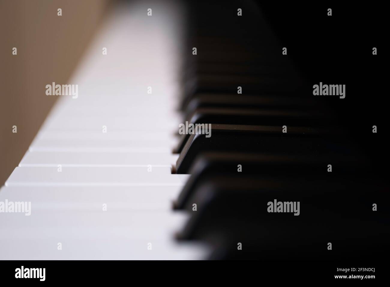 Grand piano side view hi-res stock photography and images - Alamy
