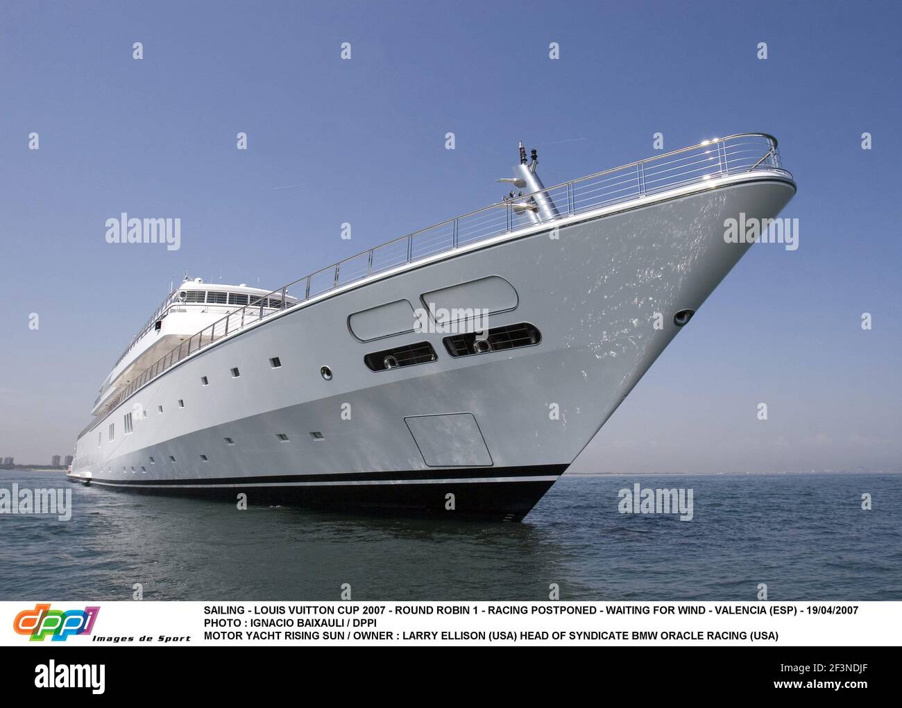 Larry ellison sailing hi-res stock photography and images - Alamy