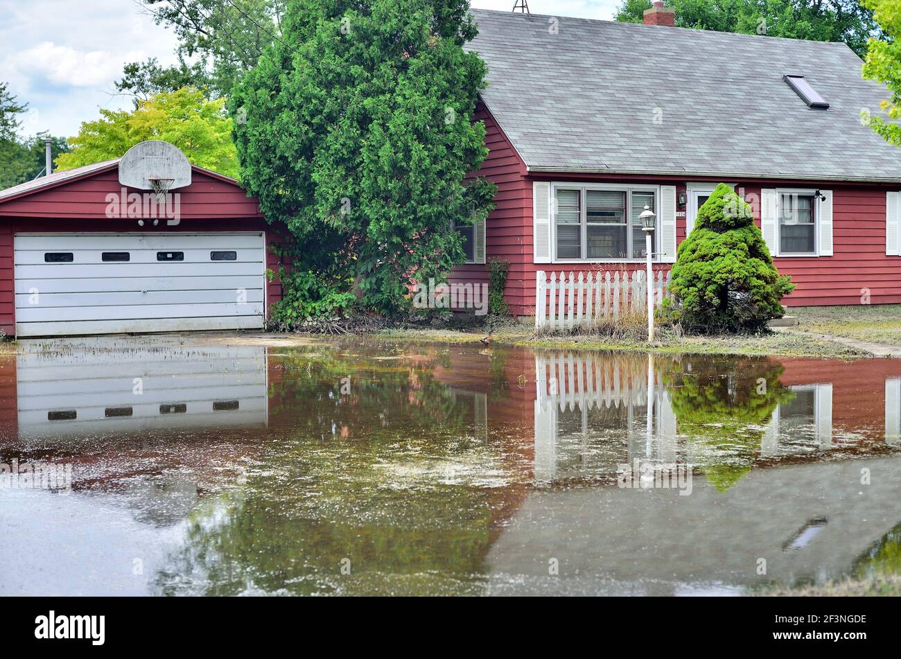 River overflowing its banks hi-res stock photography and images - Alamy