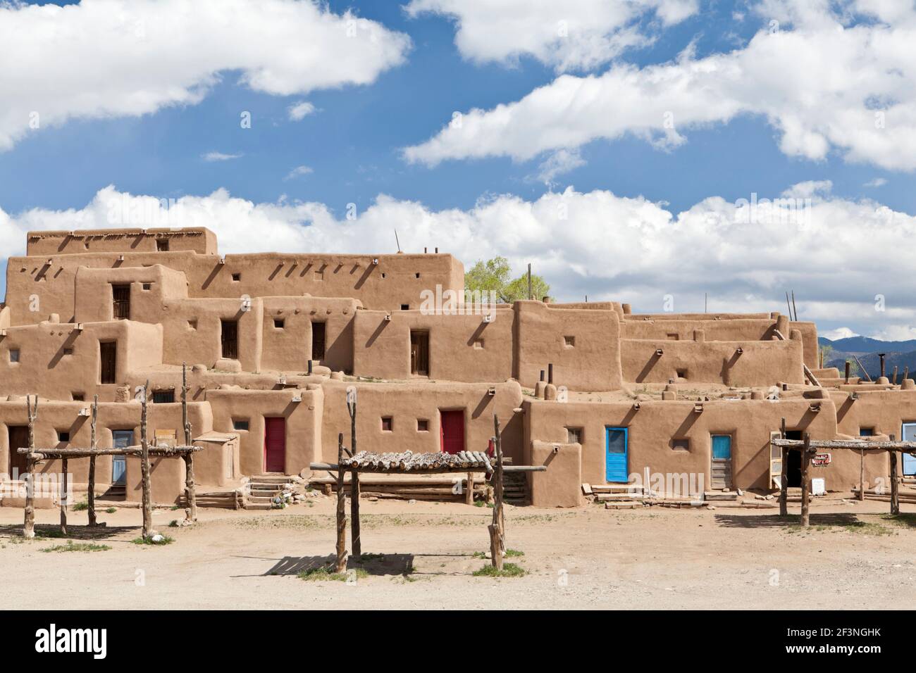 Native american structures hi-res stock photography and images - Alamy