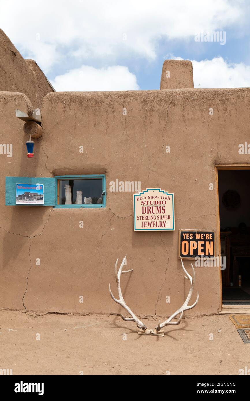 Native american indian retail shop hi-res stock photography and images ...