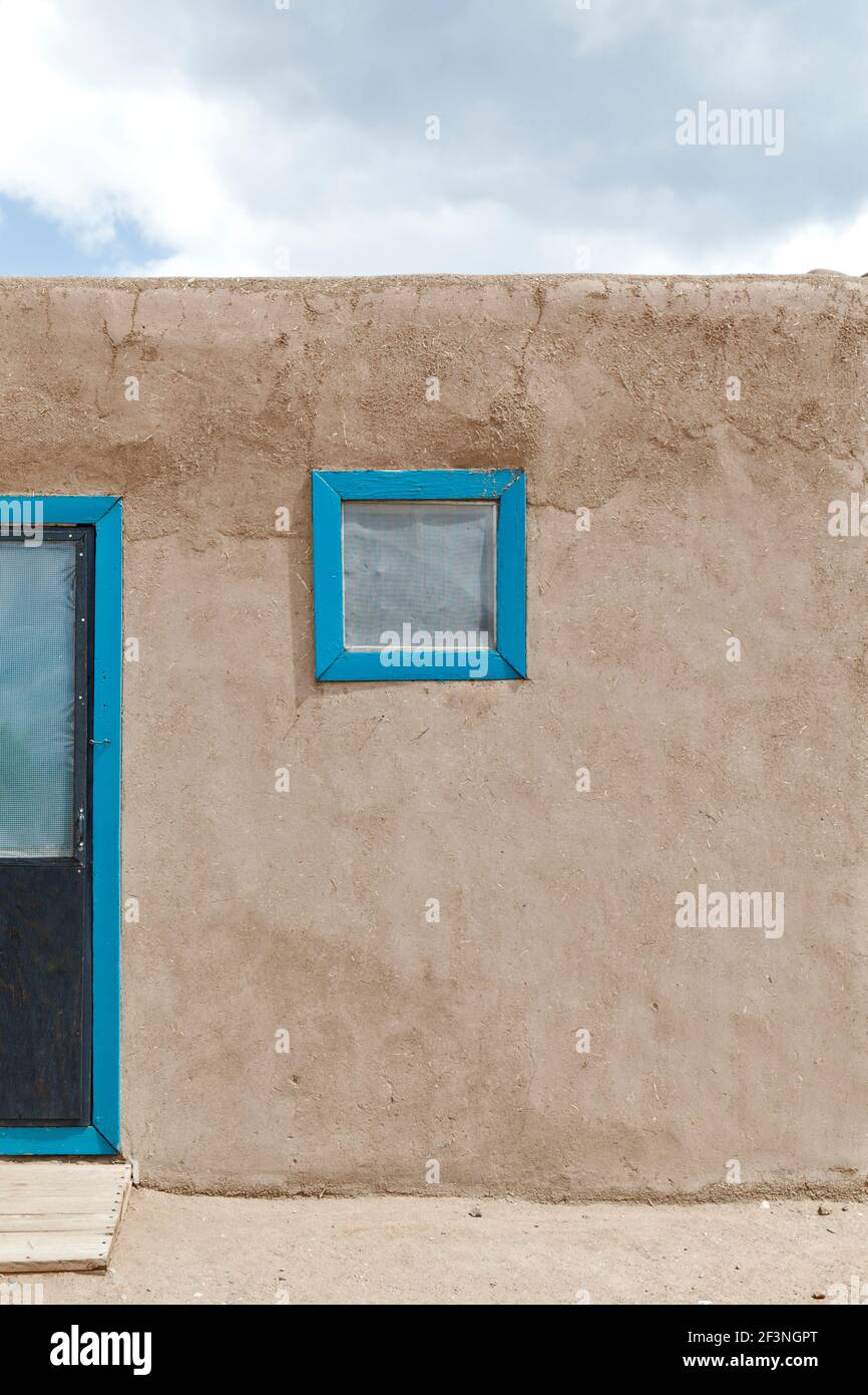 Door of an adobe structure house hi-res stock photography and images ...