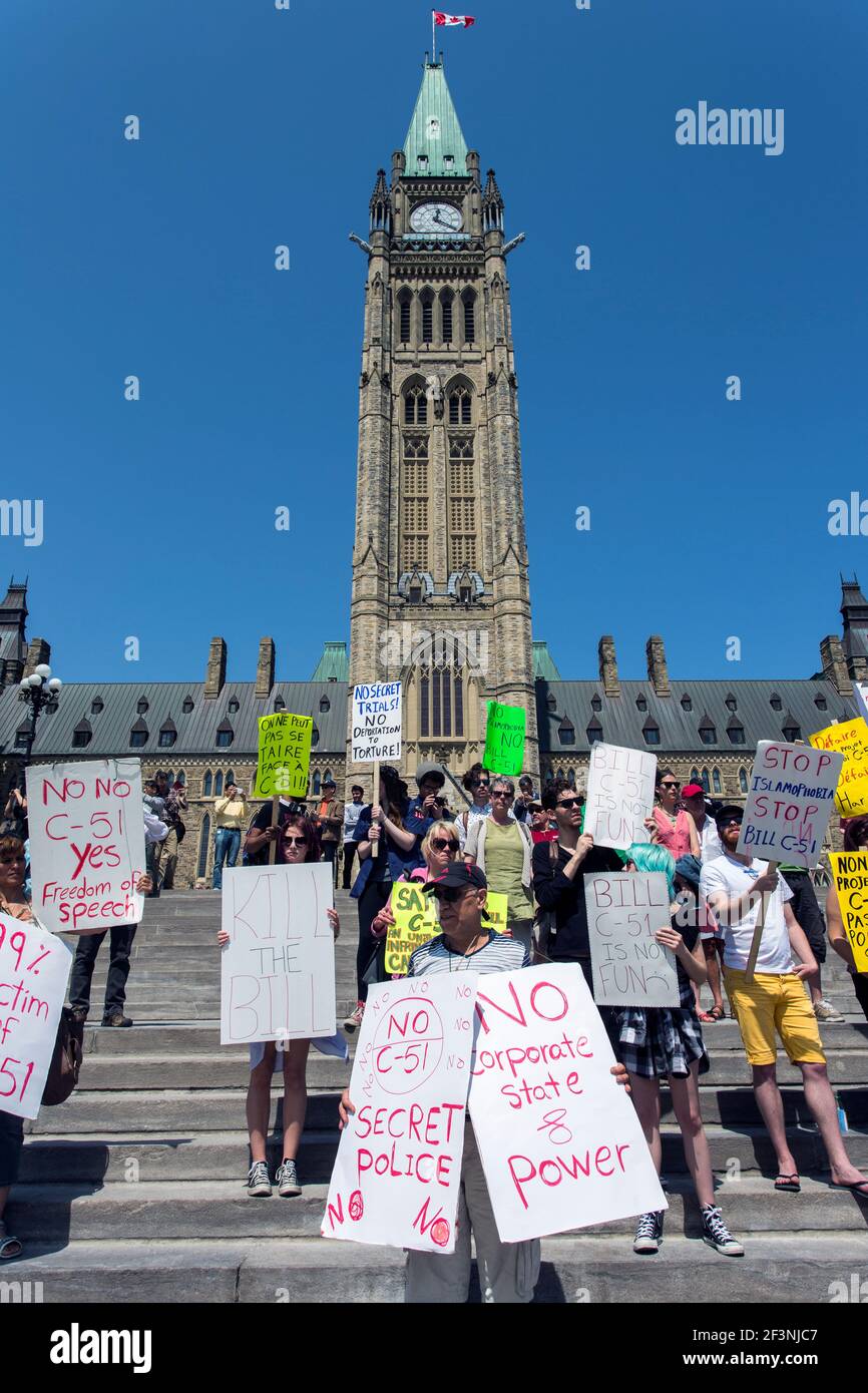 Canada, Ontario, Ottawa, protestors with signs on Parliament Hill Stock ...