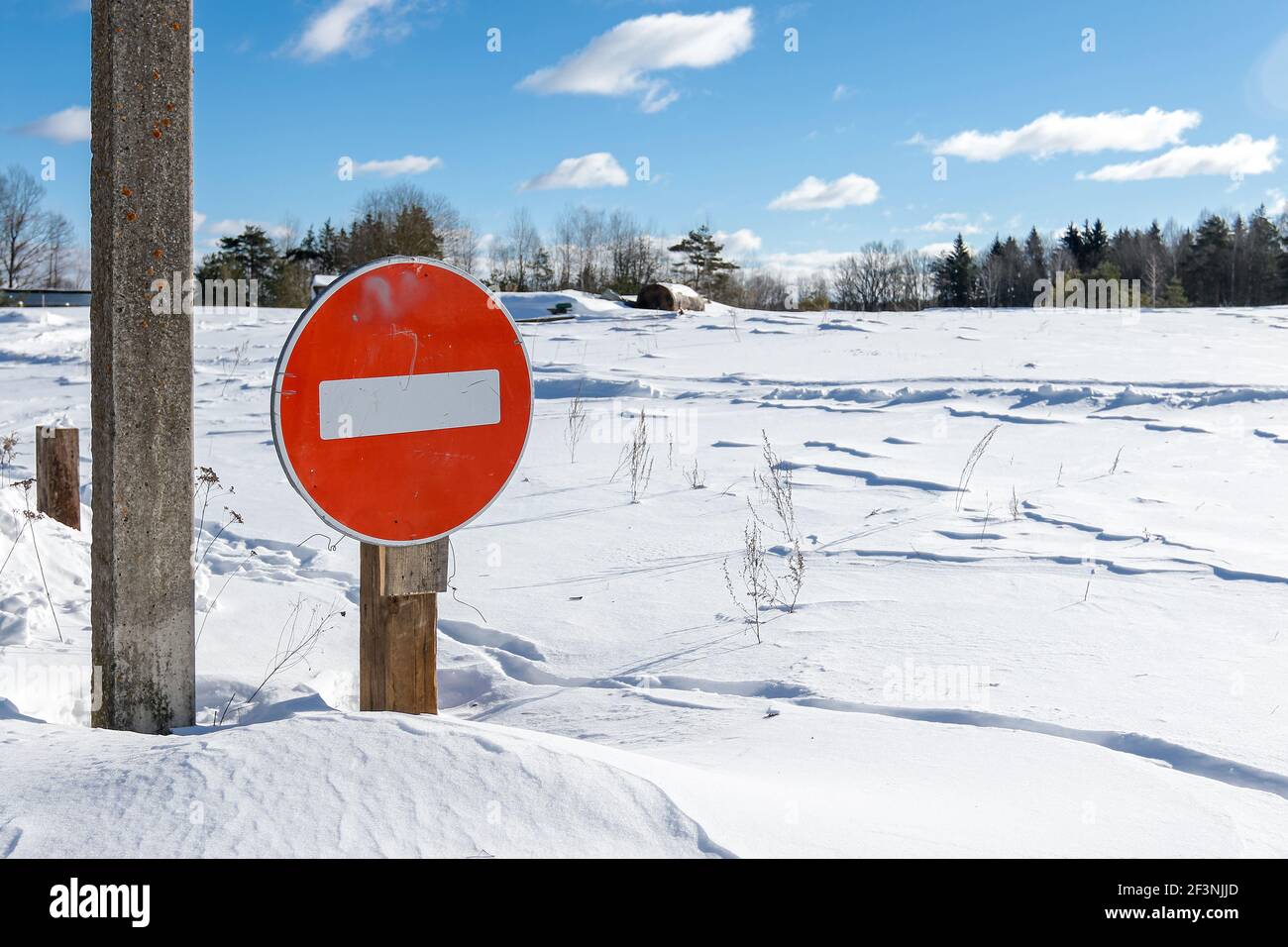 Snow covered red and white stop sign hi-res stock photography and ...