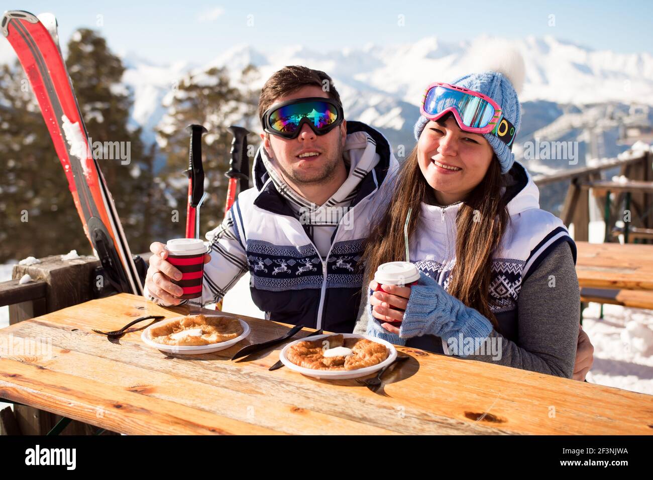 Skiers drinking tea hi-res stock photography and images - Alamy