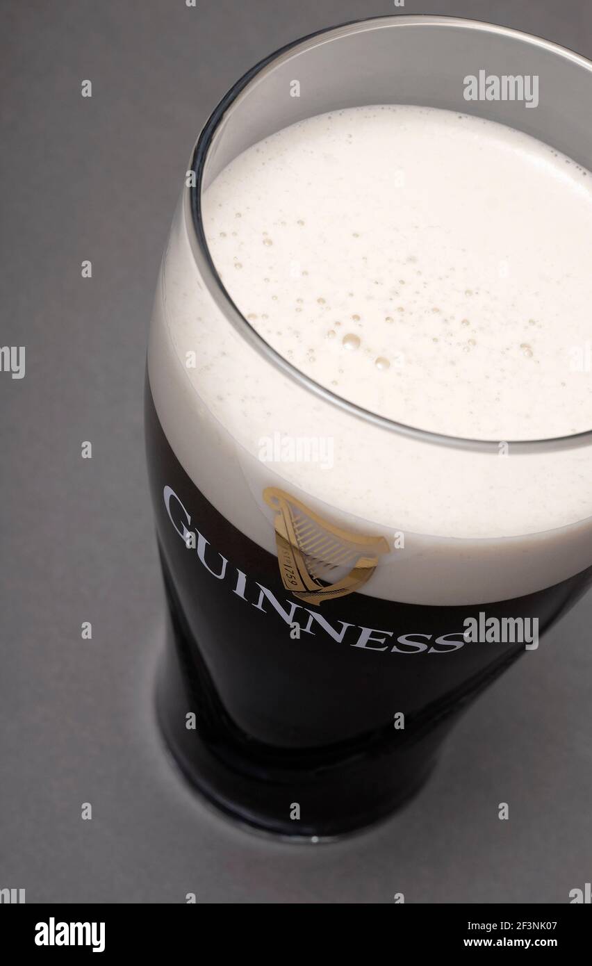 Guinness beer logo hi-res stock photography and images - Alamy