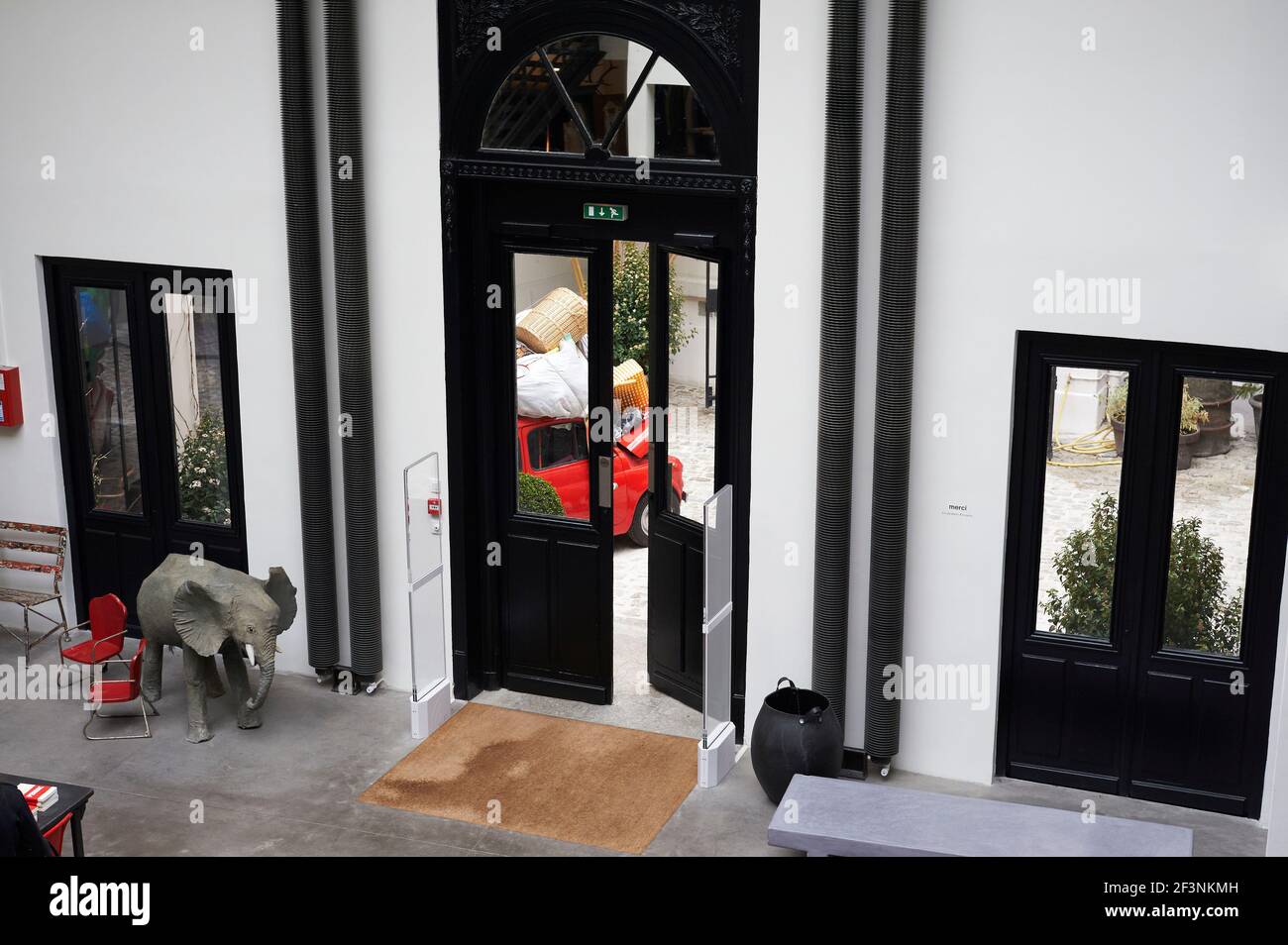 Merci Paris High Resolution Stock Photography and Images - Alamy