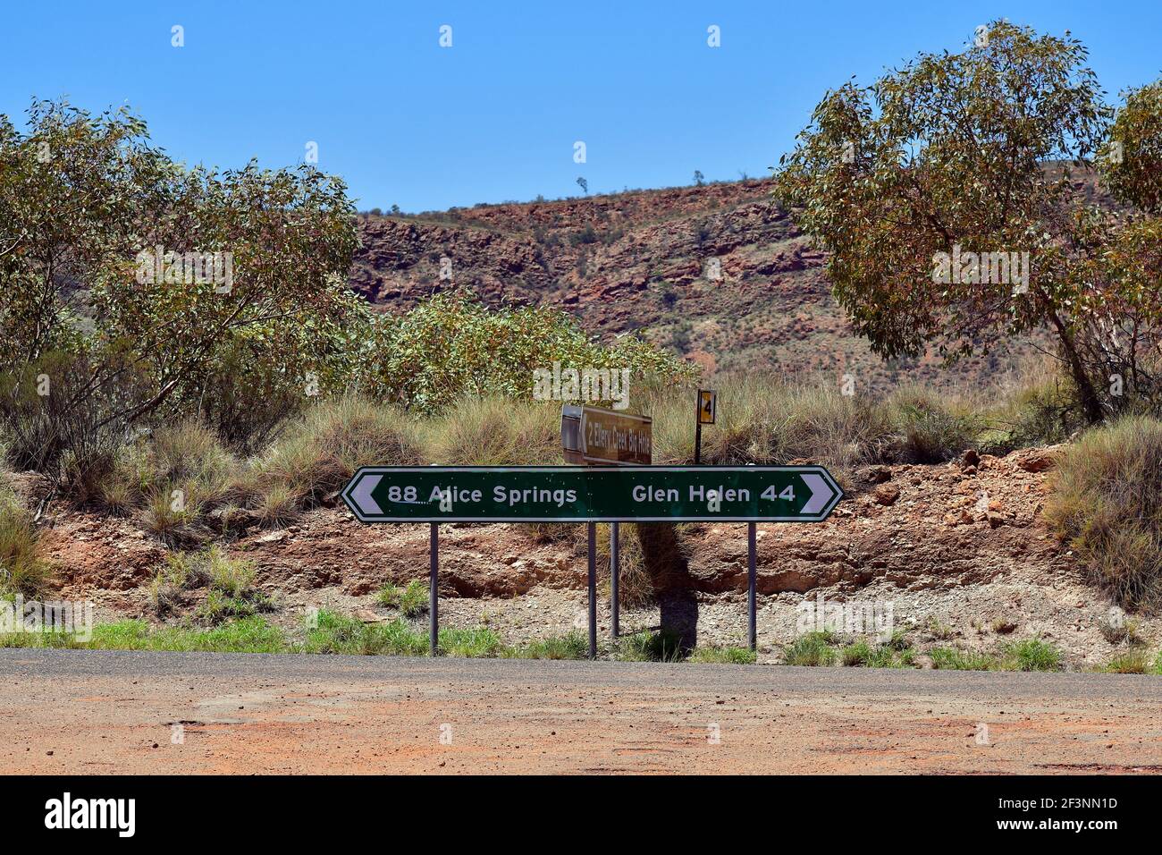 Australia, NT, direction sign on Larapinta Trail Stock Photo - Alamy