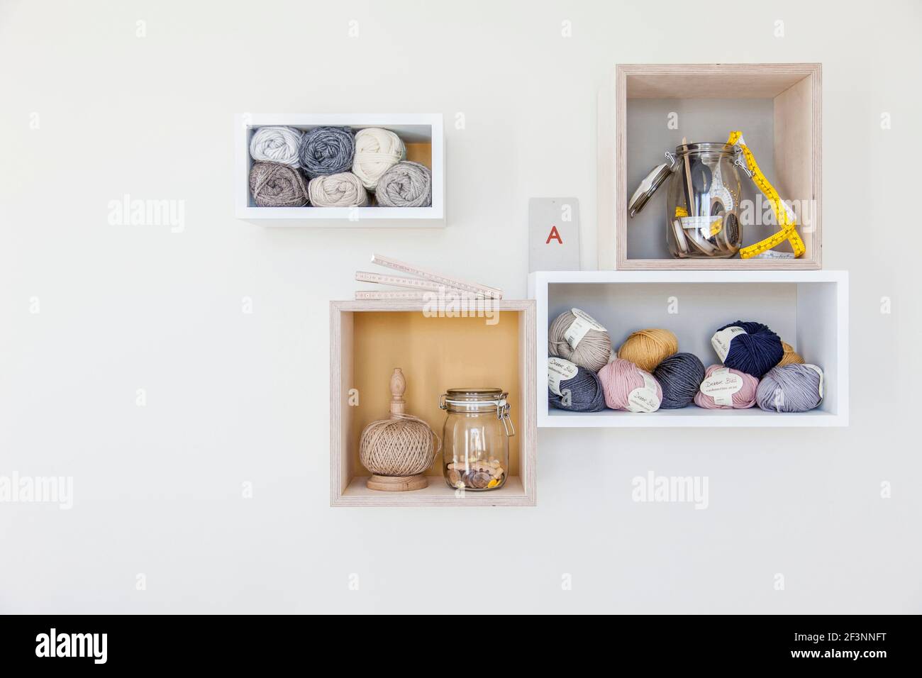 Creative shelves A house combining modern minimalist style with display ...