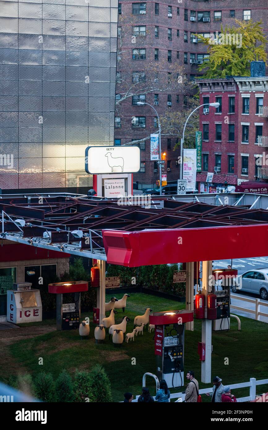 Getty Staton. A former Getty Oil gas station reused as an street art ...