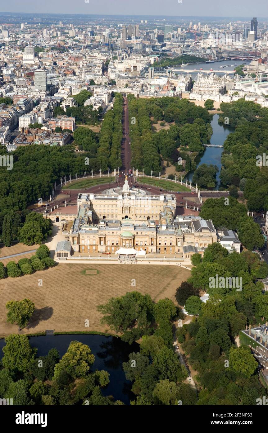 Buckingham palace exterior aerial hi-res stock photography and images ...