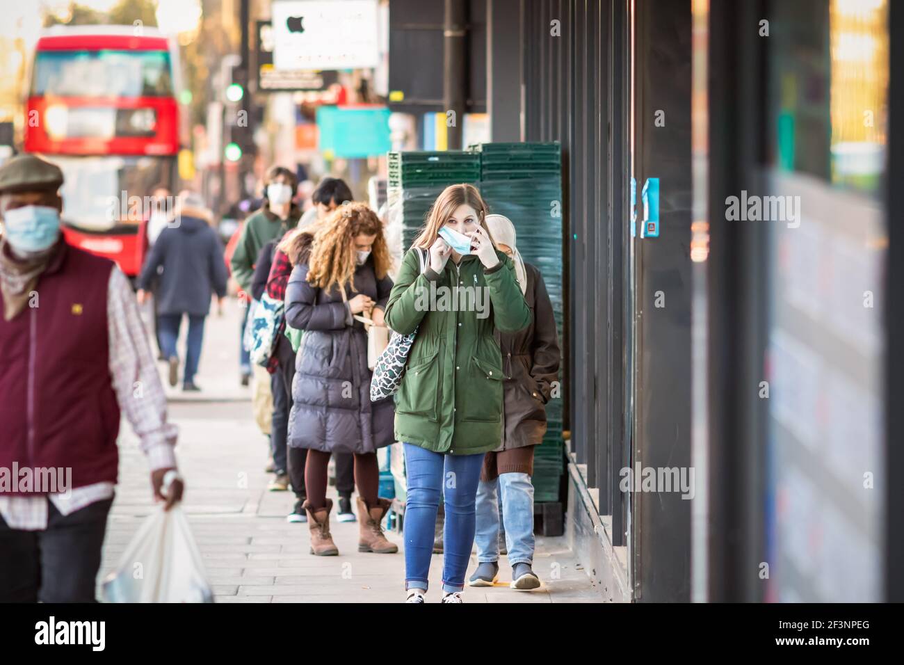London air pollution mask hi-res stock photography and images - Alamy