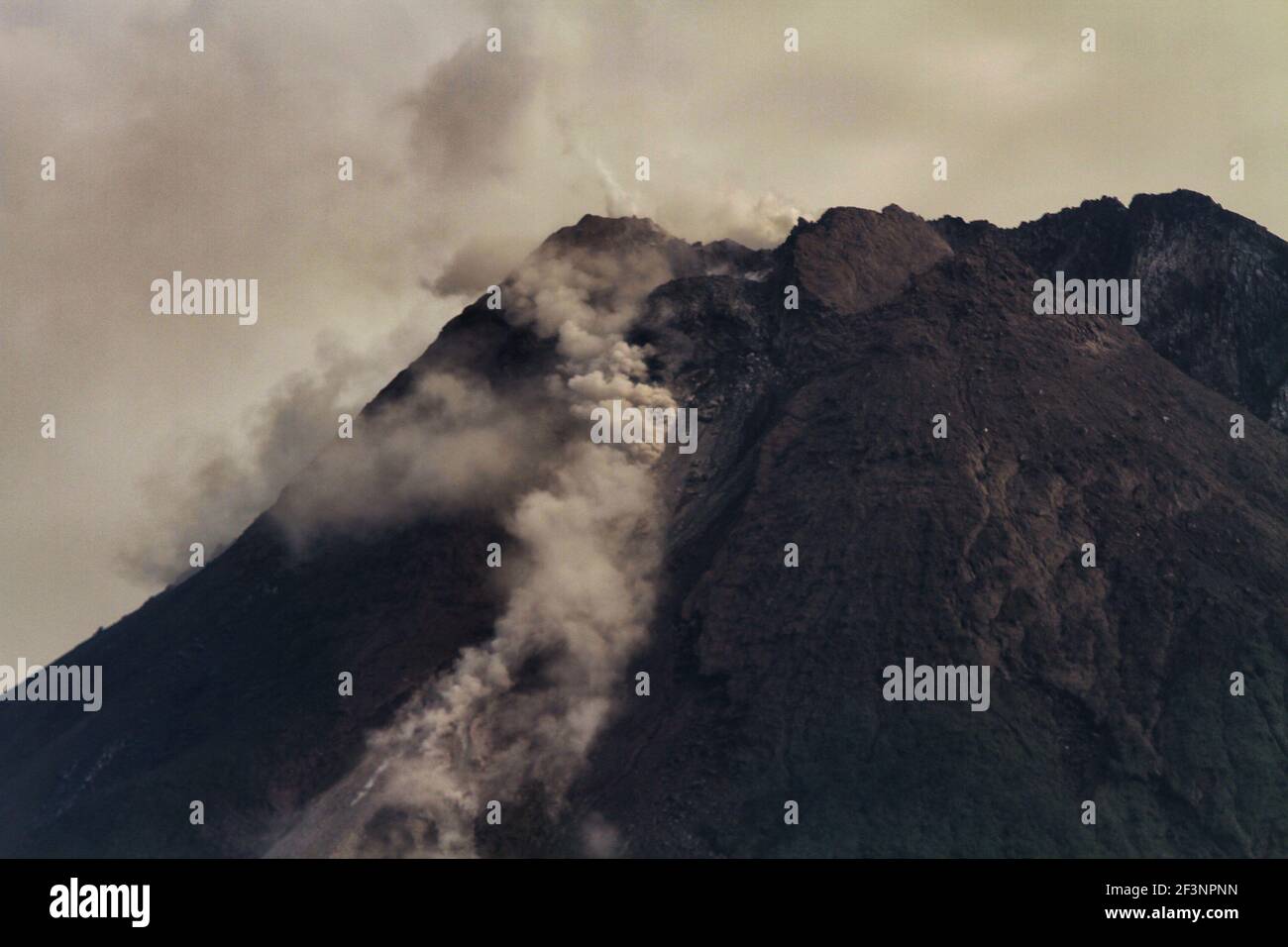 Volcano volcanoes hi-res stock photography and images - Alamy