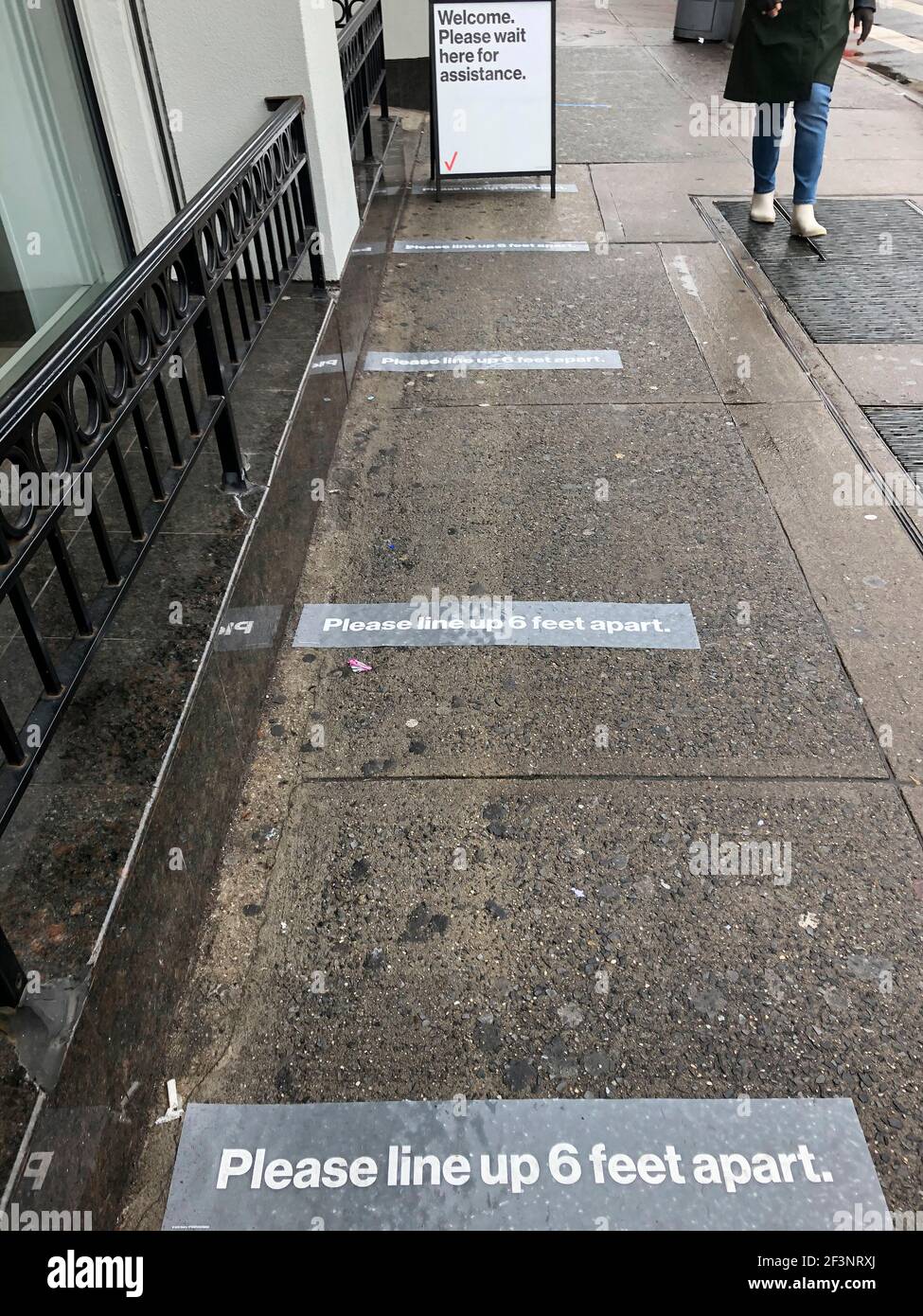 Please wait here sign hi-res stock photography and images - Alamy