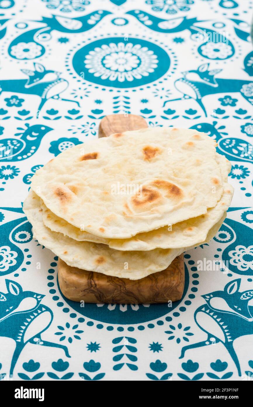 Eat with indian flat bread hi-res stock photography and images - Alamy