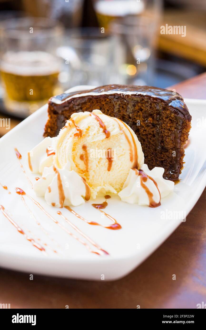 Sticky toffee pudding hi-res stock photography and images - Alamy