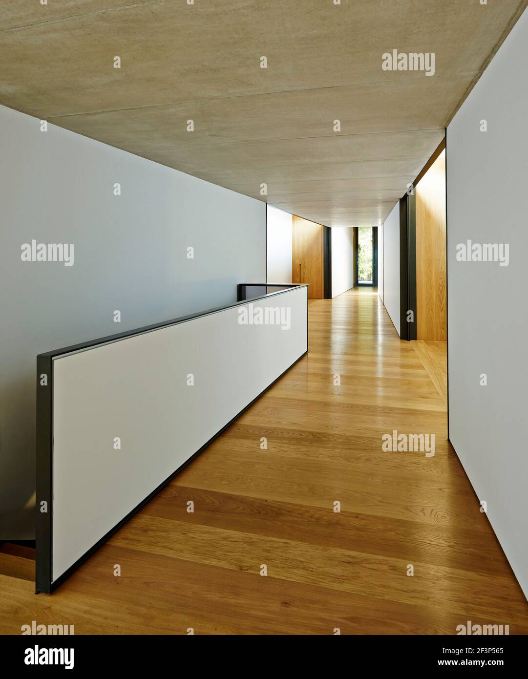 Half wall hi-res stock photography and images - Alamy