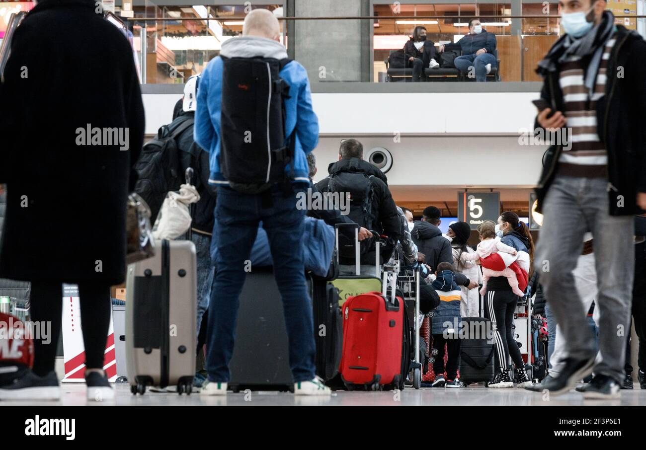 14 March 2021, Hamburg: Air travellers walk through Departure Terminal ...