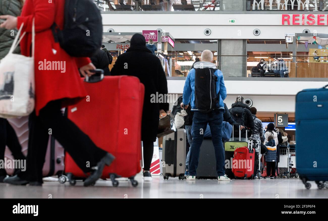14 March 2021, Hamburg: Air travellers walk through Departure Terminal ...