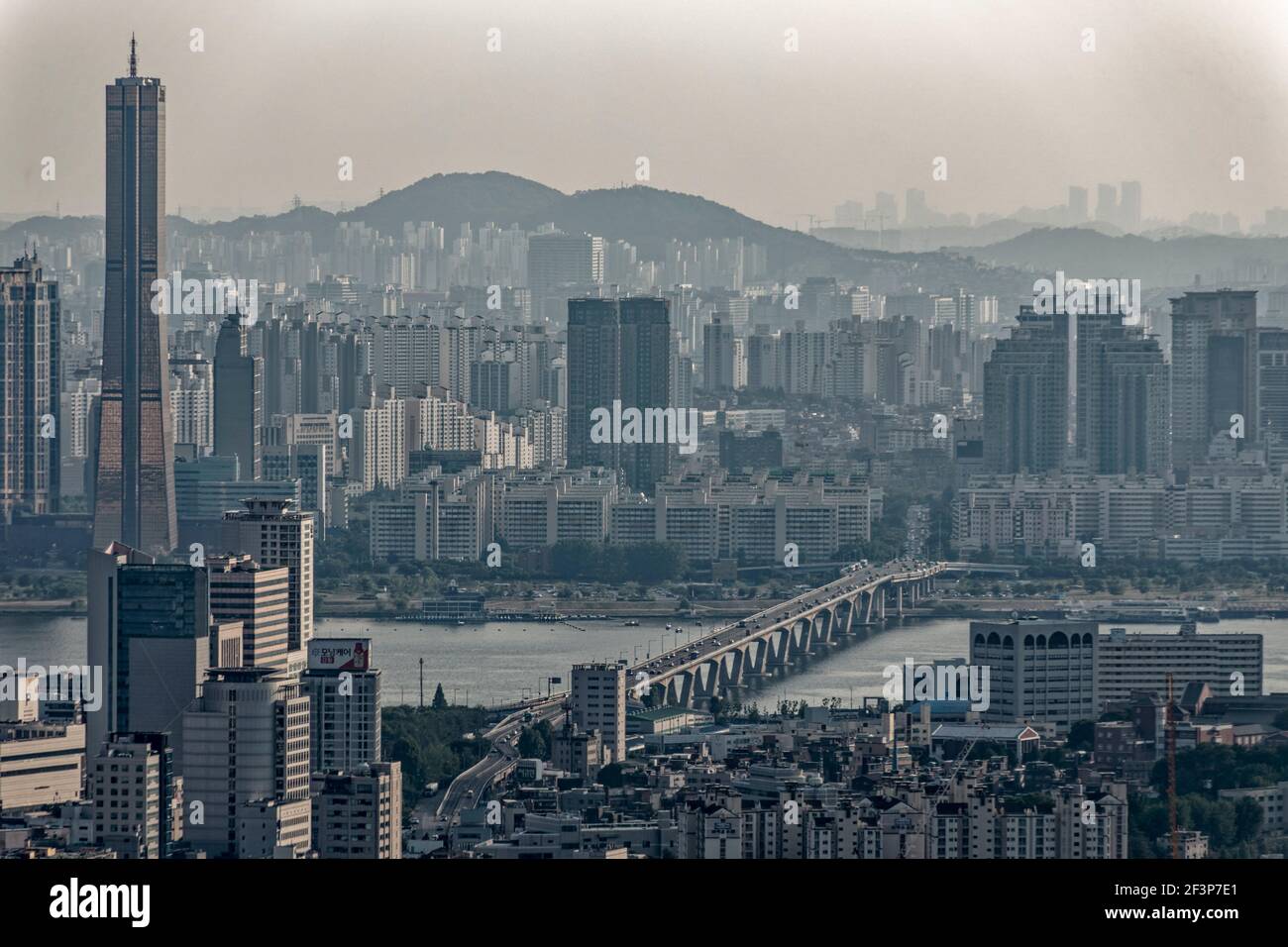 Seoul, South Korea. 31th May, 2017. The Gwangjin Bridge crosses the Han ...