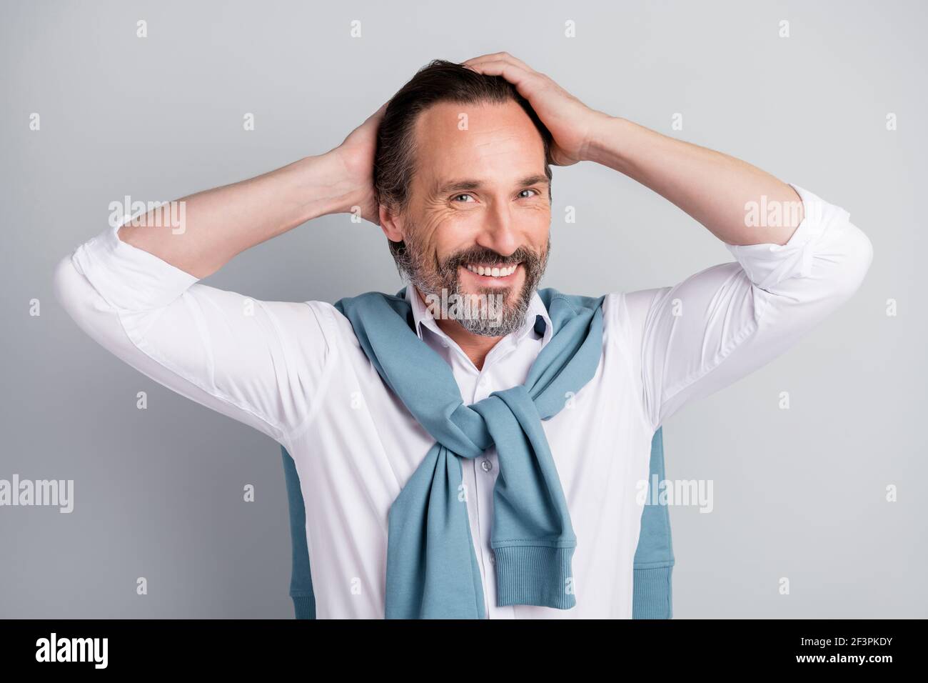 Photo portrait handsome man grey hair showing hairstyle smiling ...