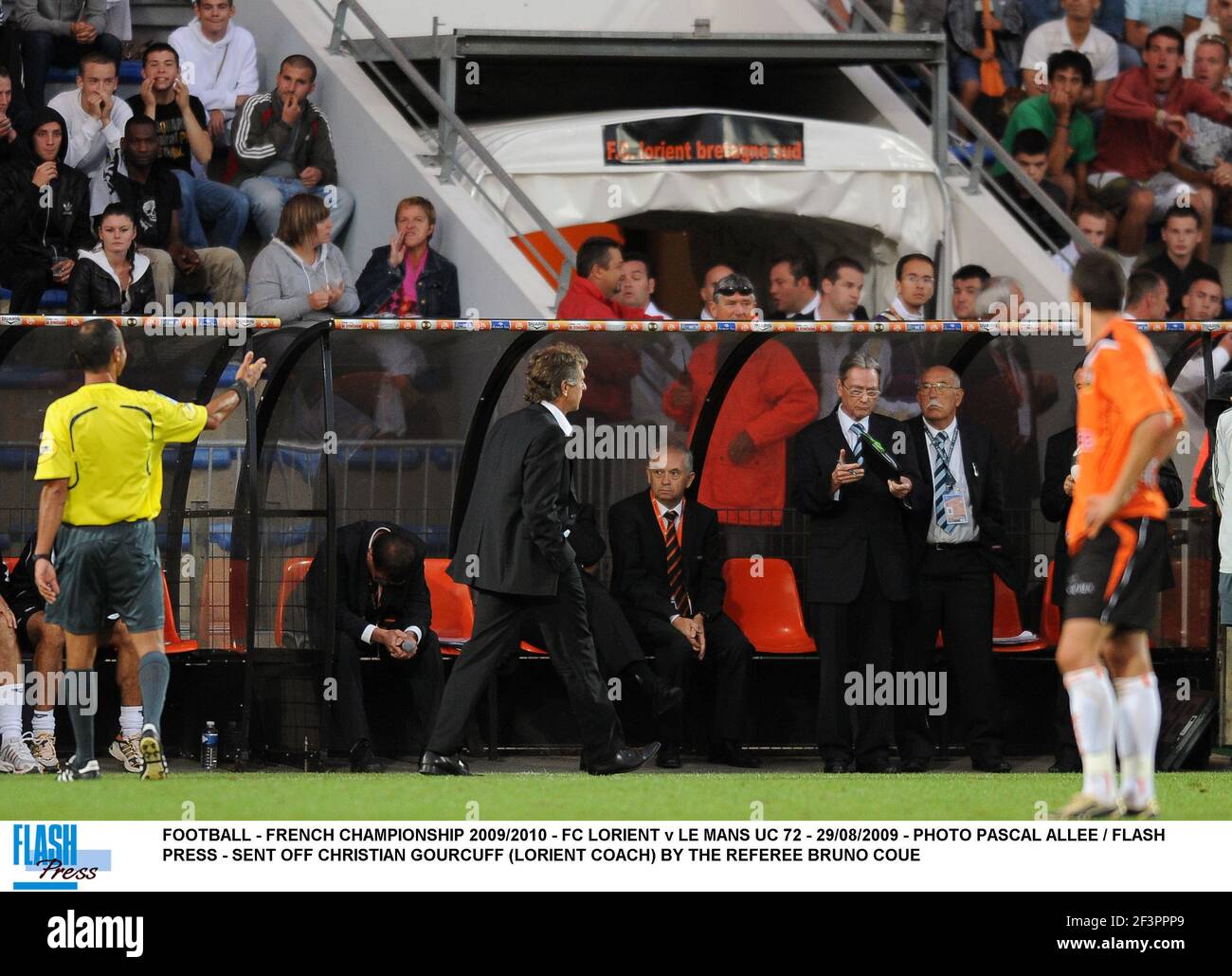 Football referee sent off hi-res stock photography and images - Alamy