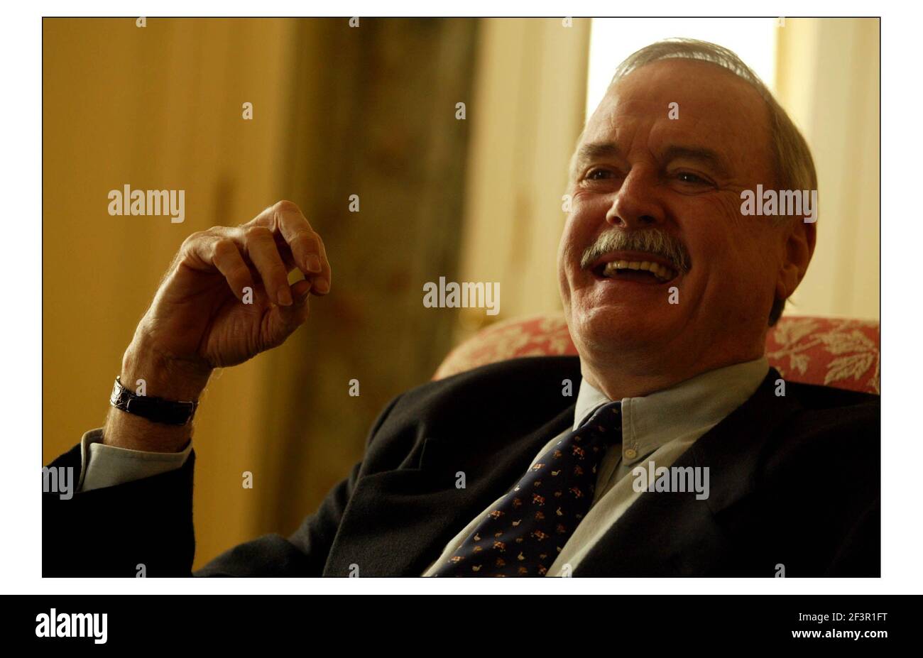 John Cleese in a London hotel.pic David Sandison 28/6/2004 Stock Photo ...