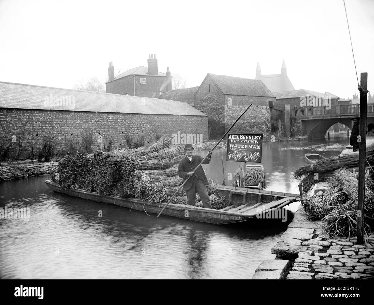 FISHER ROW, Oxford, Oxfordshire. The waterman Abel Beesley on his punt ...