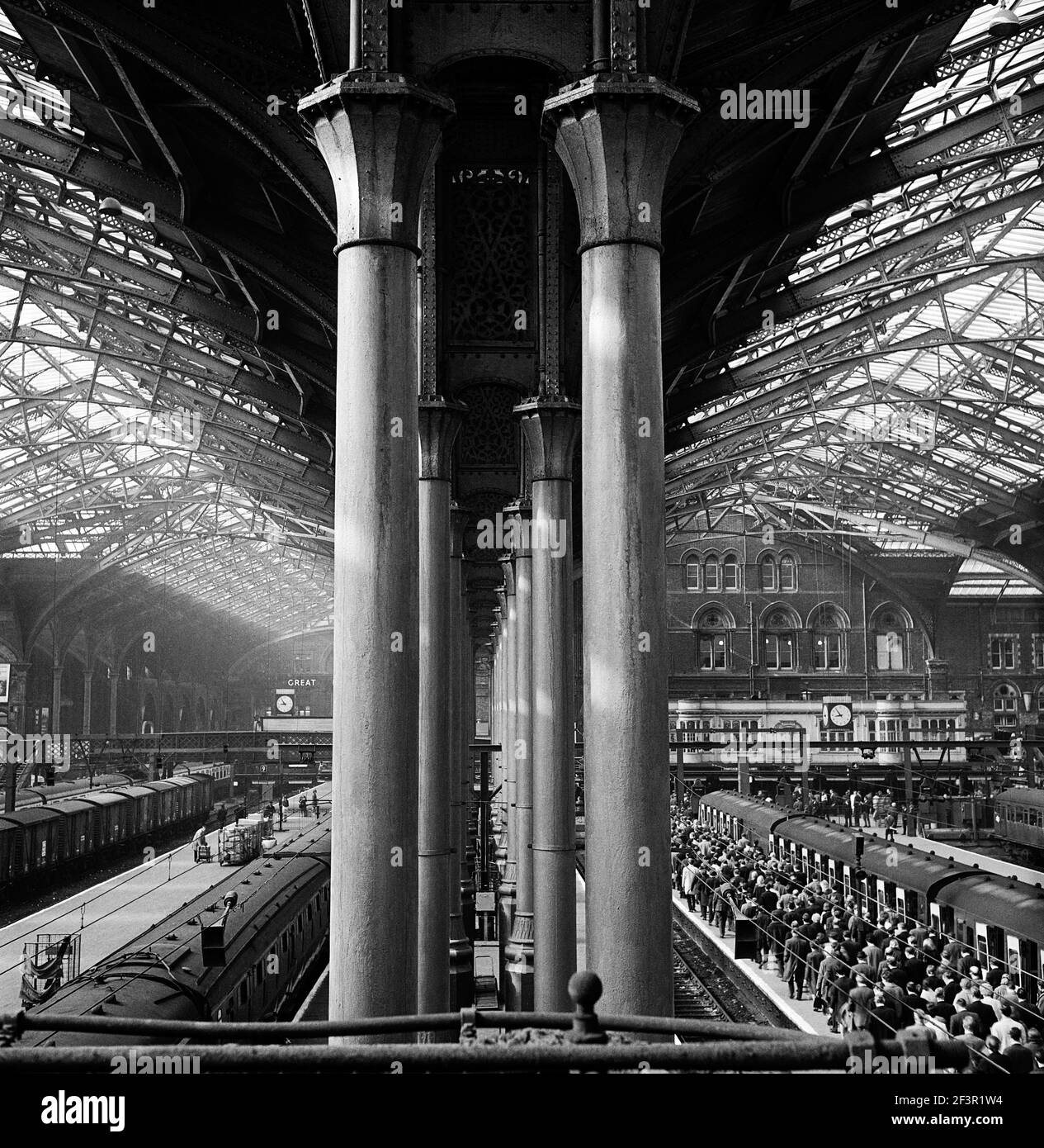 LIVERPOOL STREET STATION, London. Interior view of the station showing ...