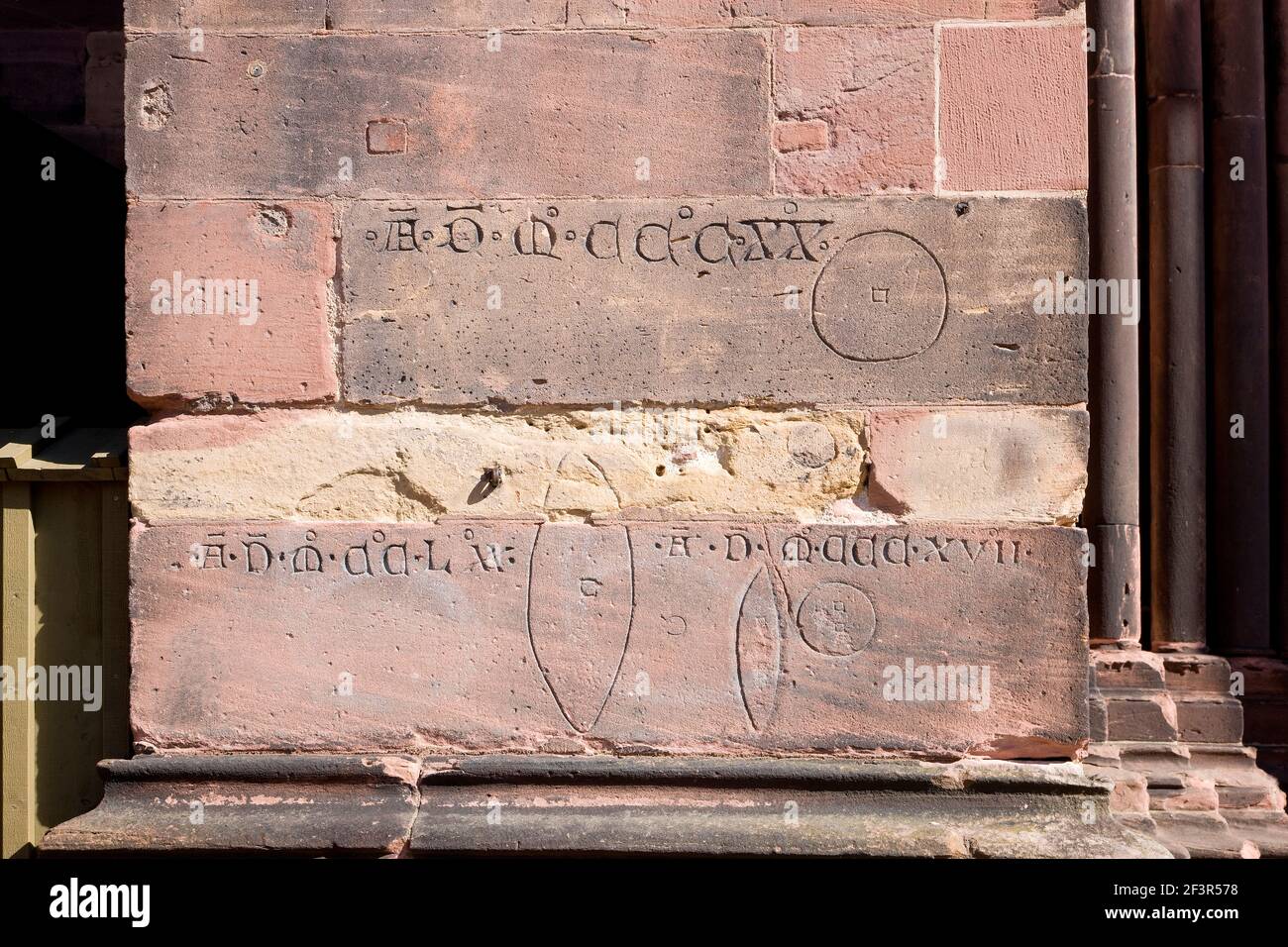 Mittelalterliches Brotma? an einem Pfeiler links vom ersten Portalbogen ...