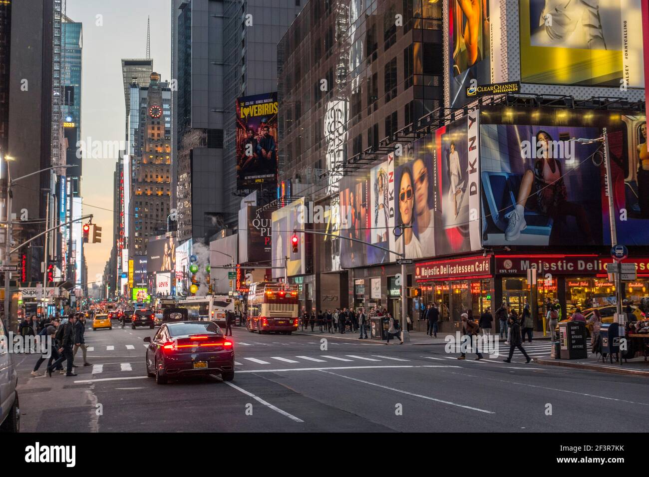 Times square looking north nyc hi-res stock photography and images - Alamy