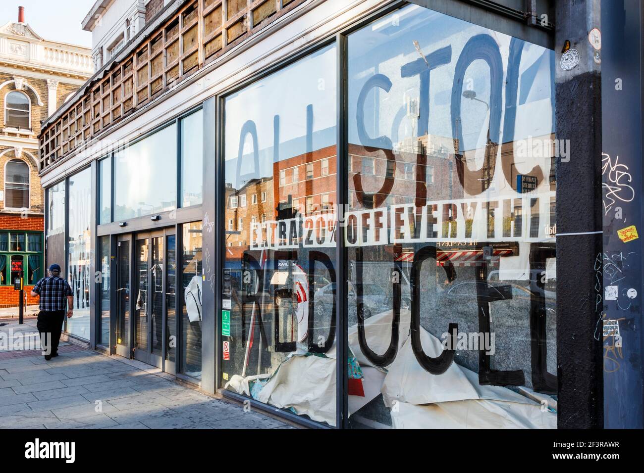 English high street shut shops hi-res stock photography and images - Alamy