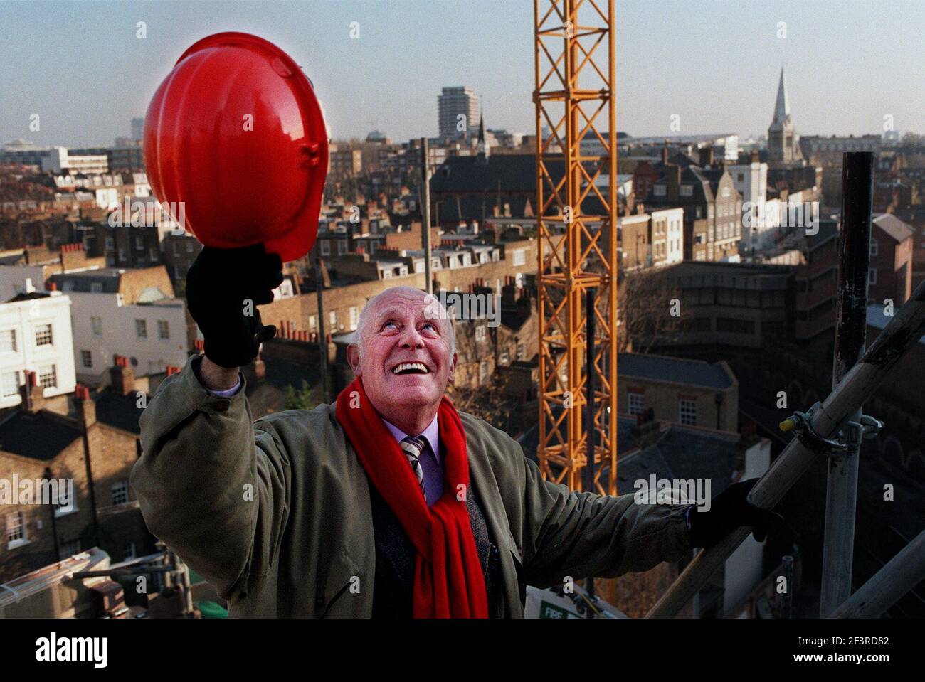 RICHARD WILSON ACTOR ON THE ROOF OF THE REBUILT ROYAL COURT THEATRE IN ...