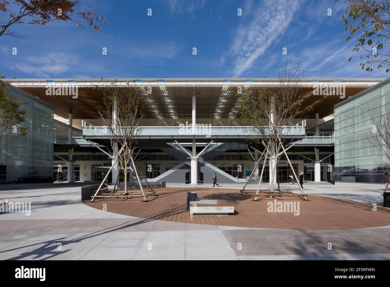 NIIGATA STATION SOUTH SQUARE AND PEDESTRIAN DECK, Station building and ...