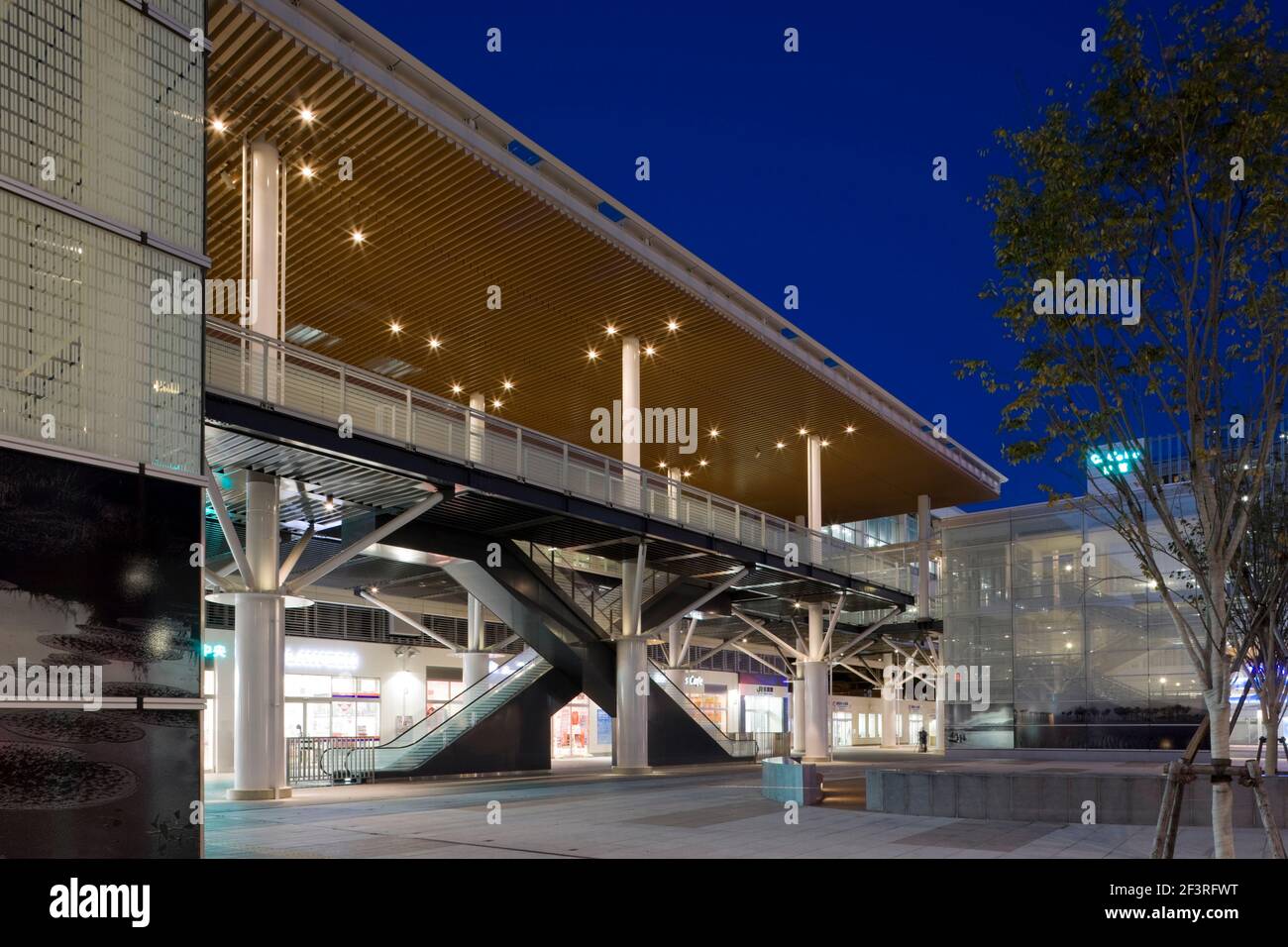 NIIGATA STATION SOUTH SQUARE AND PEDESTRIAN DECK, Station building and ...