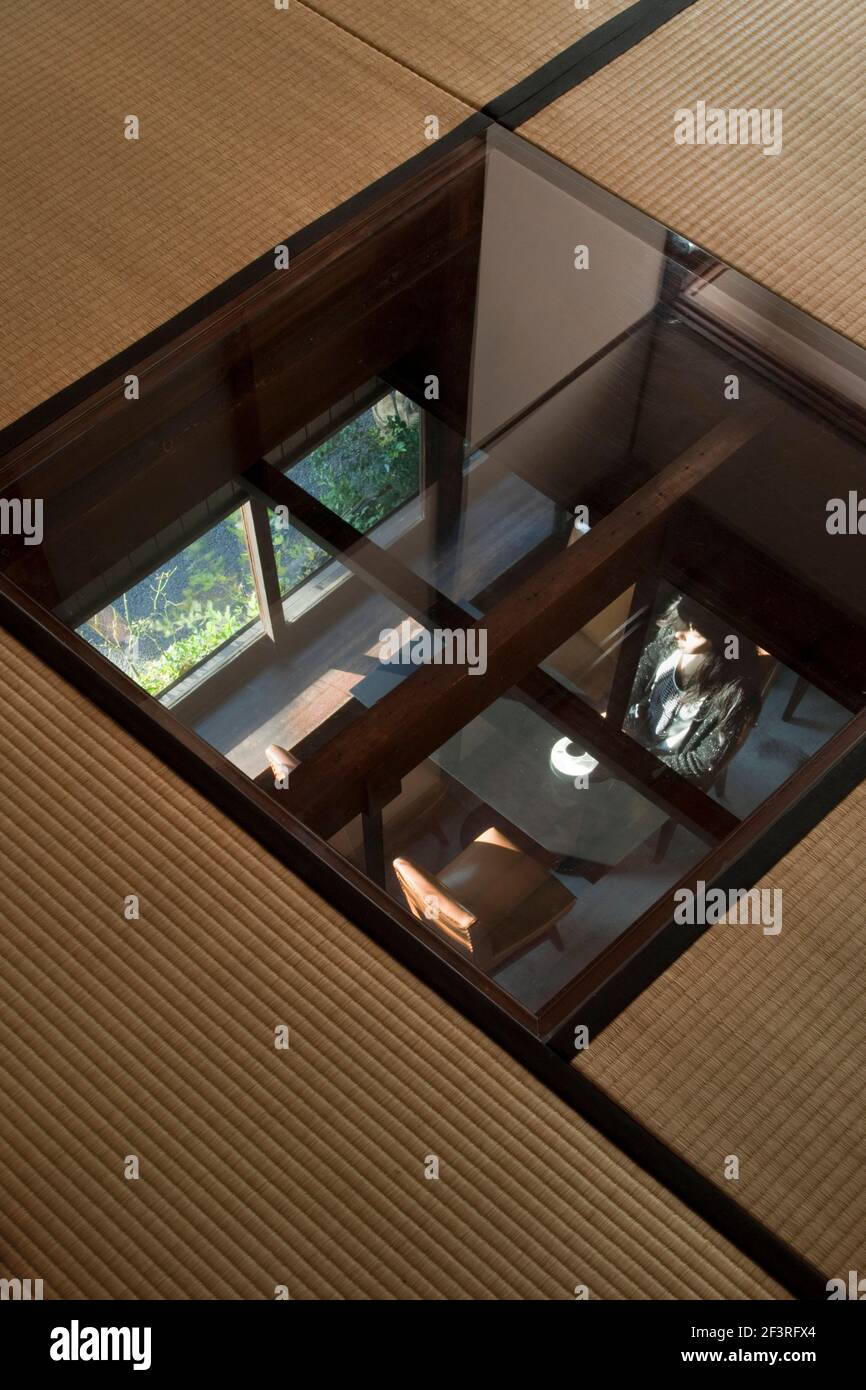 KAYABA COFFEE, café, Close-up of the glass and tatami floor on the 2nd ...