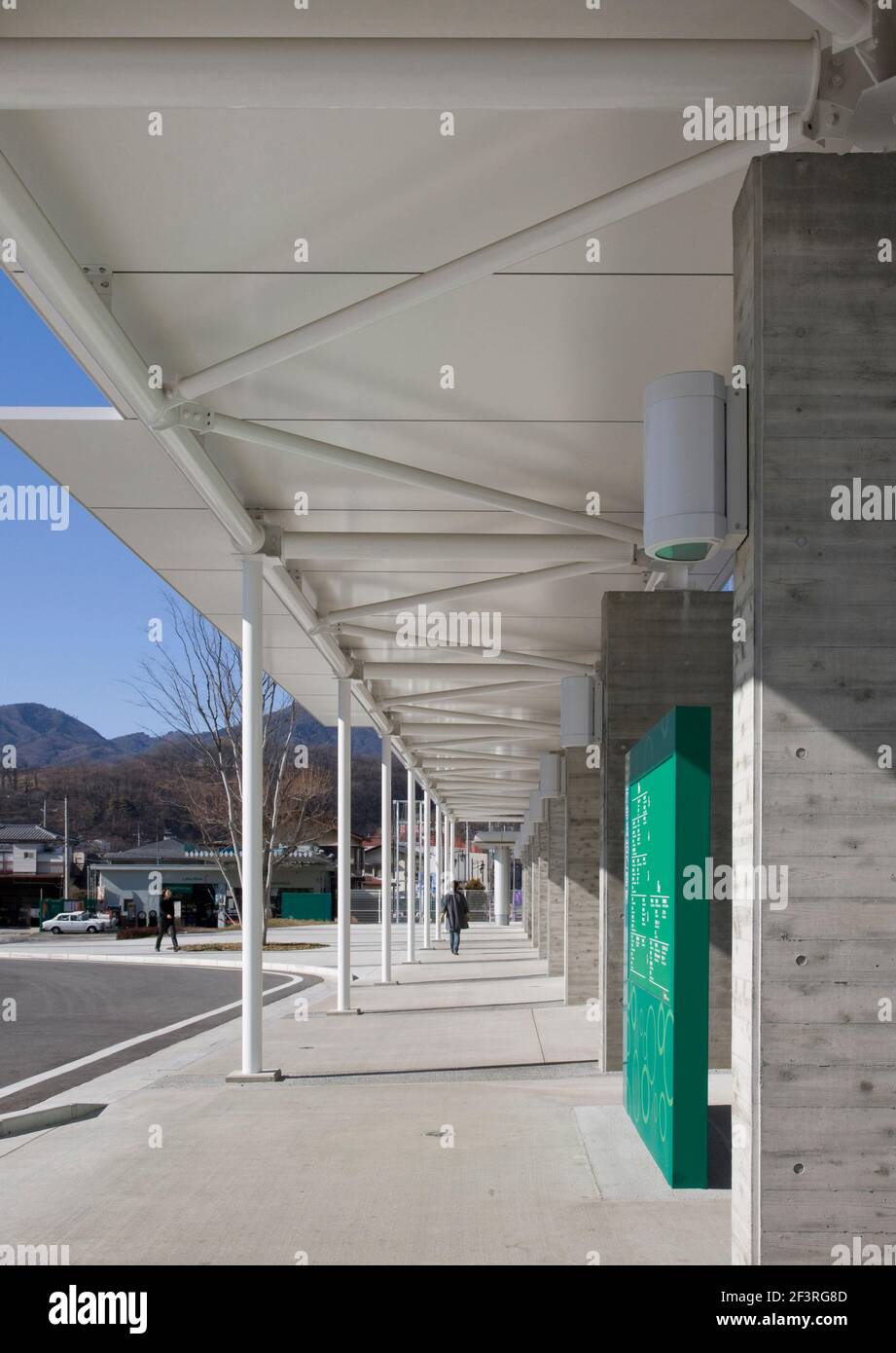 Driveway with columns hi-res stock photography and images - Alamy