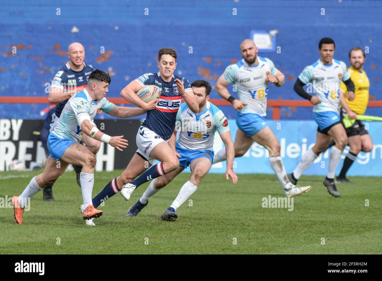 Wakefield Trinity's Alex Walker breaks the Dewsbury line Stock Photo ...