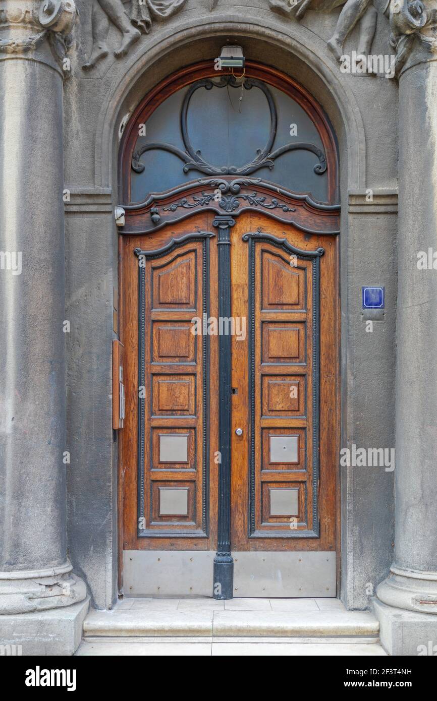 Wood double door hi-res stock photography and images - Alamy