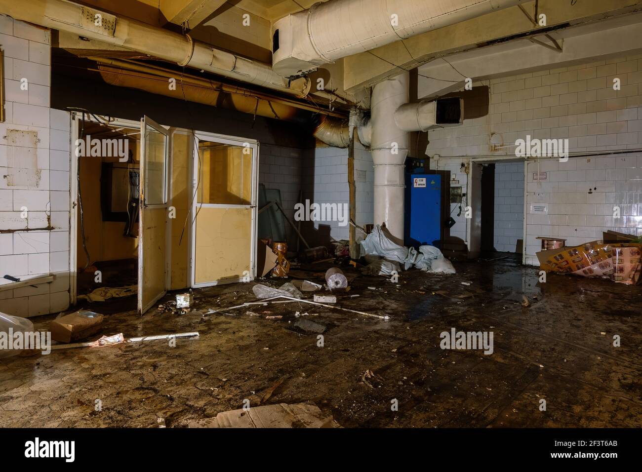 Inside old derelict warehouse hi-res stock photography and images - Alamy