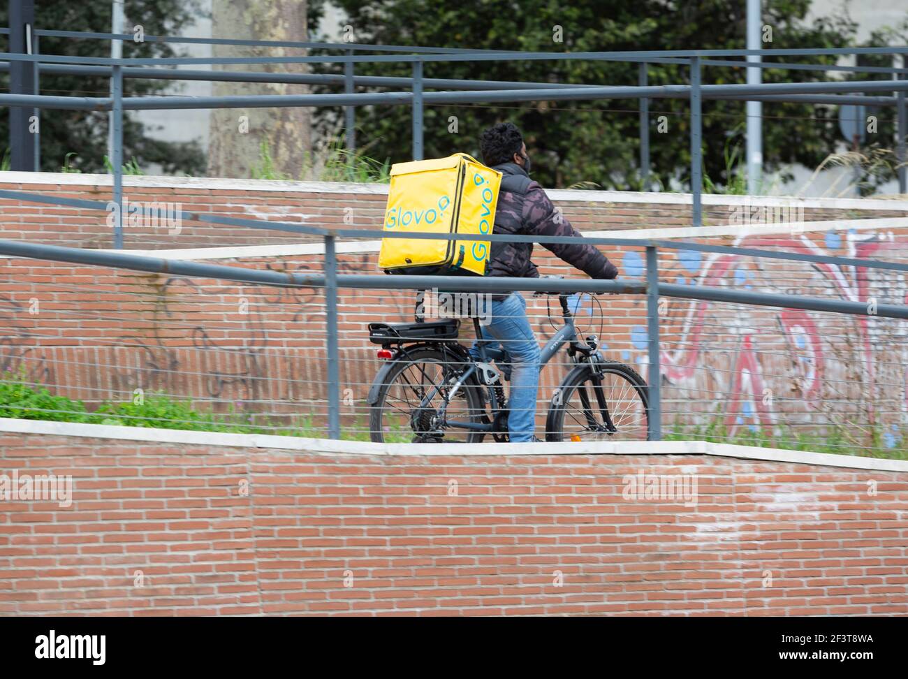 Delivery food bicycle young man hi-res stock photography and images - Alamy